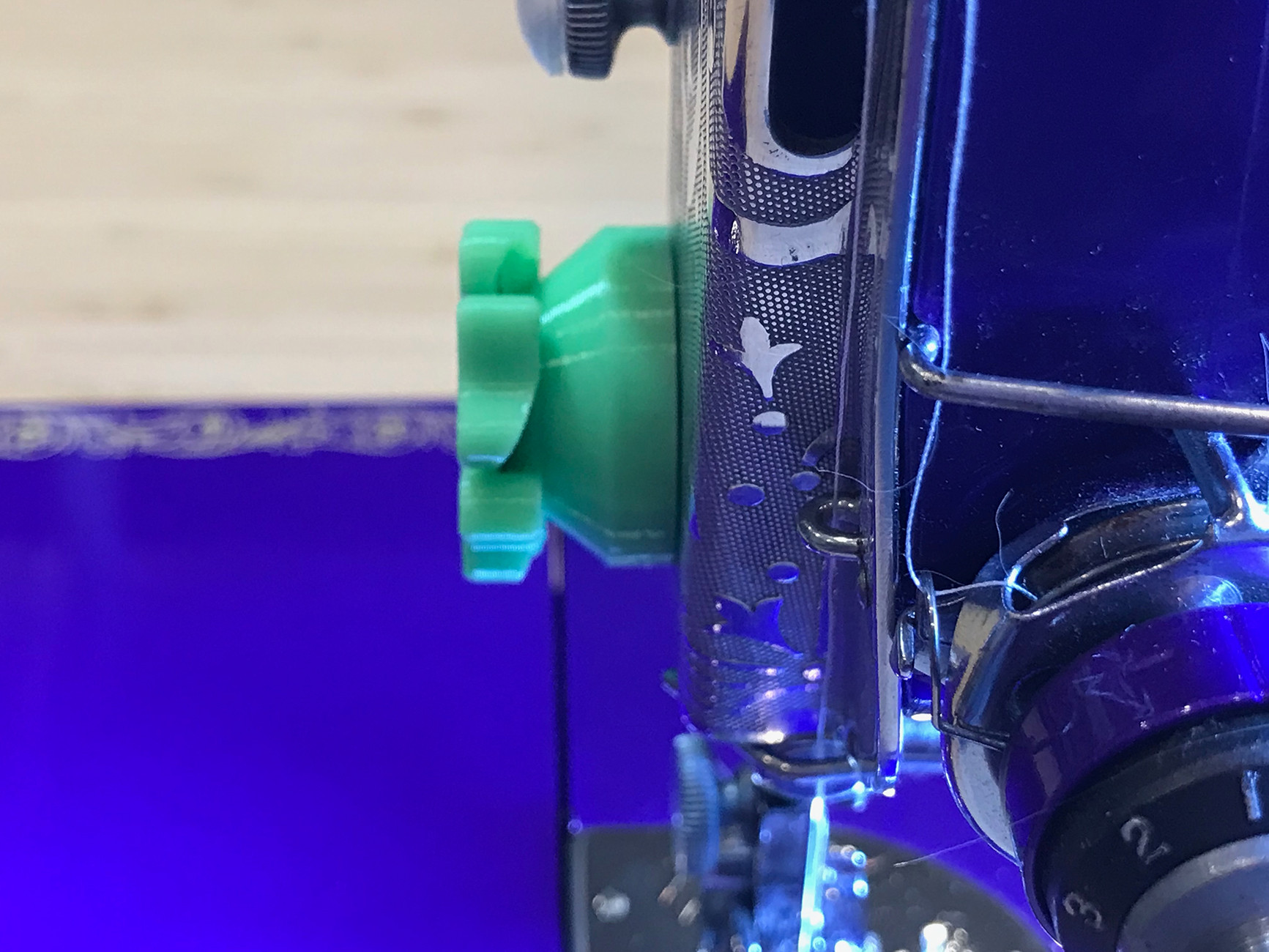 Magnetic Thread Cutter Blue